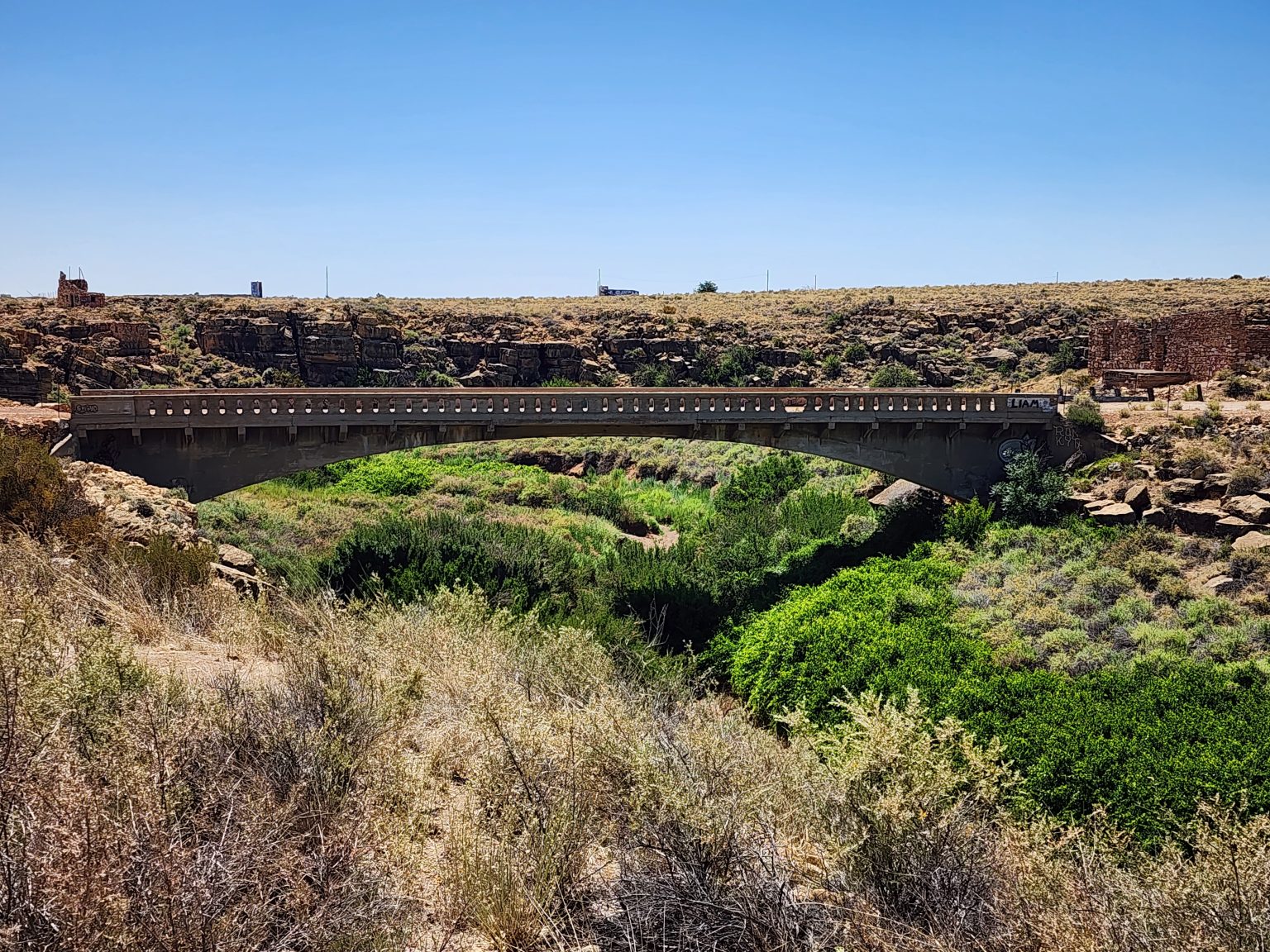 A ROUTE 66 TRAVEL GUIDE TO TWO GUNS ARIZONA - Route 66 Road Relics